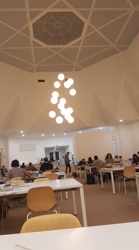 EN IMAGES. Premier étage de la bibliothèque de Sciences Po Lille ...